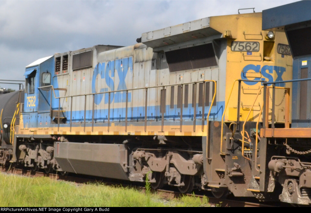 CSX C40-8 7562 LONG HOOD